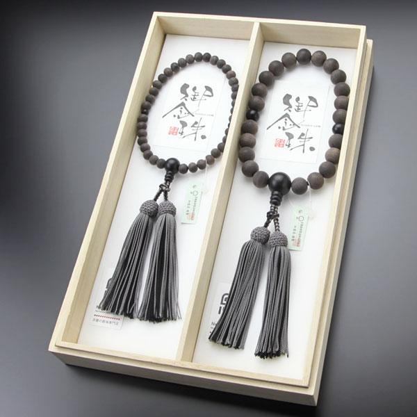 すべての宗派のお客様にお使い頂ける略式数珠のペアセット数珠でございます。素材は、男女ともに素引き黒檀でございます。素材そのものの美しい風合いを存分にお楽しみ頂けますよう、素引き状態にて丁寧に研磨がされており、シックな渋みのある味わい深い色合...