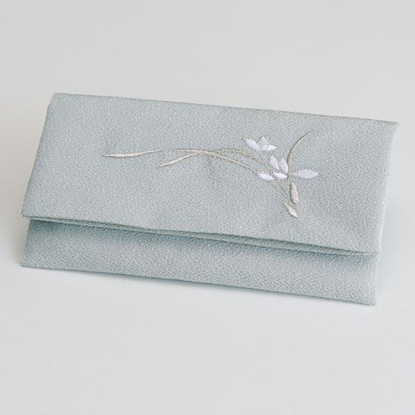 美しい刺繍が丁寧に施された数珠袋でございます。程よくやわらかい生地が手に馴染みやすく、落ち着きのある色合いが上品でございます。留め具がなく、折りたたみ式ですので、お数珠をゆったり収納して頂けます。紙化粧箱付きですので体裁も良く贈答用にもご利...