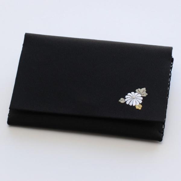 上品な一輪花の刺繍が丁寧に施された数珠袋でございます。刺繍は、「桜」と「菊」の可愛らしい2種類からお選び頂けます。お数珠が触れる内袋には、綿入りクッションを使用しておりますので、お数珠を優しく包んでくれます。留め具は、開閉が簡単なマグネット...