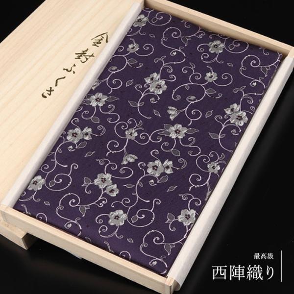 京都の西陣織の技術にて織り上げられた金封ふくさでございます。色の調和と、正絹本来の風合・光沢を生かして落ち着いた印象に仕上げております。使用後は、二つに折りたたんでコンパクトにできる、持ち運びが便利なふくさです。桐箱付ですので、贈答用にもお...