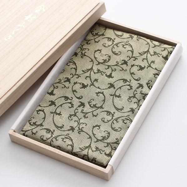 京都の西陣織の技術にて織り上げられた金封ふくさでございます。色の調和と、正絹本来の風合・光沢を生かして落ち着いた印象に仕上げております。使用後は、二つに折りたたんでコンパクトにできる、持ち運びが便利。花唐草の上品で、お洒落なデザインでござい...