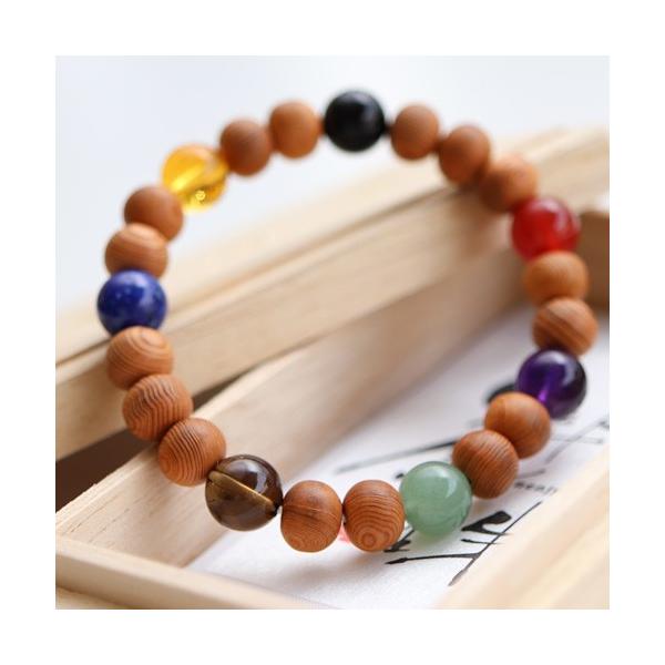 稀少素材であります屋久杉を使用したブレスレットでございます。木目との相性が良い七色のパワーストーンを使用し、暖かみあるブレスレットに仕上げました。厄除けや、還暦のお祝い、古希のお祝いなどのプレゼントにも最適な桐箱入りのご用意でございます。こ...