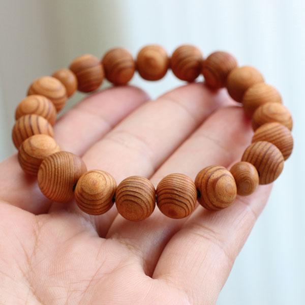 稀少素材、屋久杉を使用した数珠ブレスレットでございます。木目の模様がしっかりご確認頂けます。軽く、腕の負担にならずにご愛用いただけます。親玉・天玉・主玉が入った数珠の功徳が得られる数珠ブレスレットタイプでございます。≪素材≫親玉：屋久杉（約...