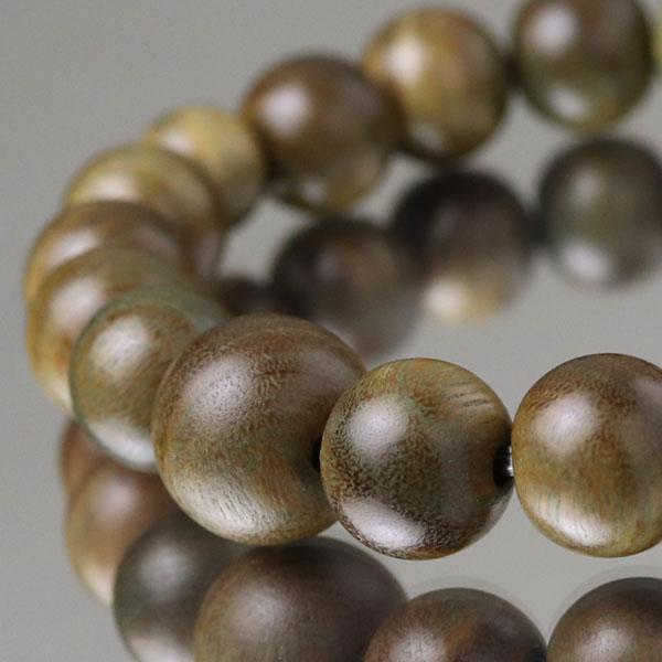 緑檀の数珠ブレスレットでございます。こちらは着色を一切使っていない天然色で、まるで生命が宿っているような神秘的な青さが美しくございます。「パロサント」または「本緑檀」と呼ばれており、使い込むほど色艶を深めてゆき、身に着ける人それぞれの彩りを...