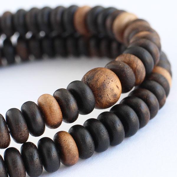 本式数珠と同じ108玉でお作りした、数珠ブレスレットでございます。大変人気を誇る稀少素材「黒柿」を使用した数珠ブレスレットでございます。黒柿は、柿の木が数百年という長い年月を重ねた末、極めて稀に心材へ黒い紋様が現れたものだけがそう呼ばれます...
