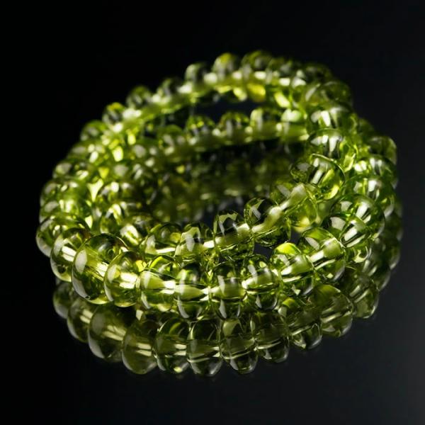 5A´ランクの高品質ペリドットを使用した、稀少な数珠ブレスレットでございます。透明感が非常に高く、黒点をほとんど含まない美しい原石のみを厳選しております。仕上げは、宝石研磨で名高い甲府磨き。熟練職人による丁寧な手磨きにより、石本来の艶と輝き...