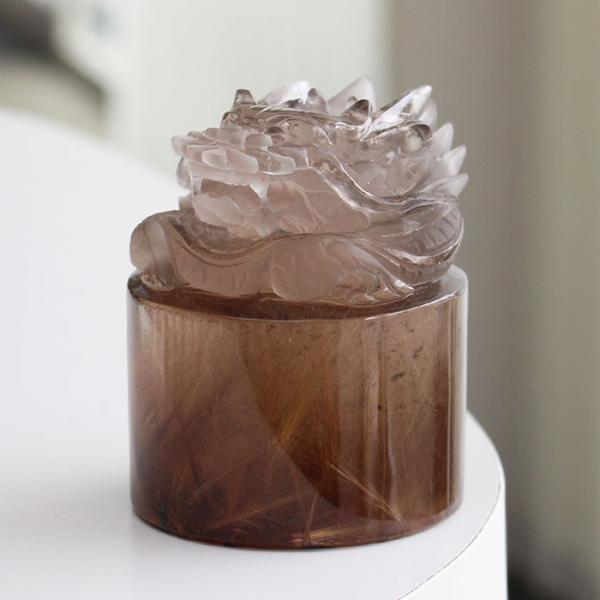 ルチルクォーツに龍の彫刻を施した印材でございます。スモーキークォーツの中に隠れるようにびっしりと入った繊細なルチル針は、一見外には見せない内に秘めた輝きが強く印象的でございます。上部には丁寧な龍の彫刻が施され、力強い存在感を放つたたずまいで...