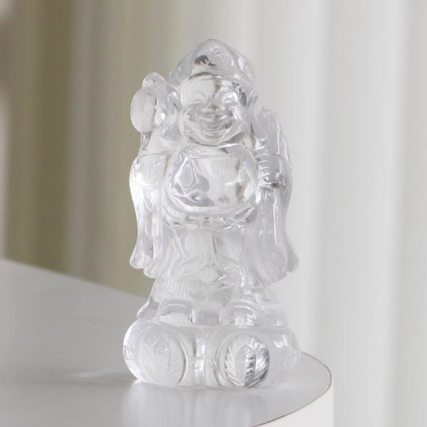 七福神の一柱として広く信仰される大黒天を、透明度抜群の天然水晶に丁寧に彫刻した特別なカービングでございます。大黒天は、五穀豊穣・商売繁盛・財運向上の象徴として知られ、古くより多くの人々に親しまれてまいりました。その穏やかな微笑みと福徳に満ち...
