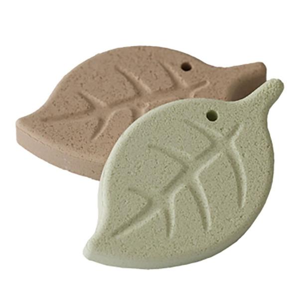 アロマストーン２個組【日本製】アロマオイルの香りを楽しむ陶器（美濃焼）寸法／38×65×10mm材質／陶器（美濃焼）紐通しの穴が開いているので、吊り下げタイプにもできます。【特徴】●吸湿性の陶器でつくられた調質剤です。●アロマオイルを垂らし...