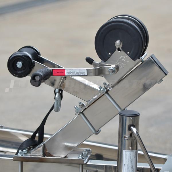 ◆メーカー直送品　※代引不可■ステンレス製●シングルギア540kgウインチ、ストラップ、取付ボルト一式セット●PWCのハル位置に合わせて、バウローラーの一を上下調節できるように設計されています。●ウインチはスチール製となります。差額にてステ...