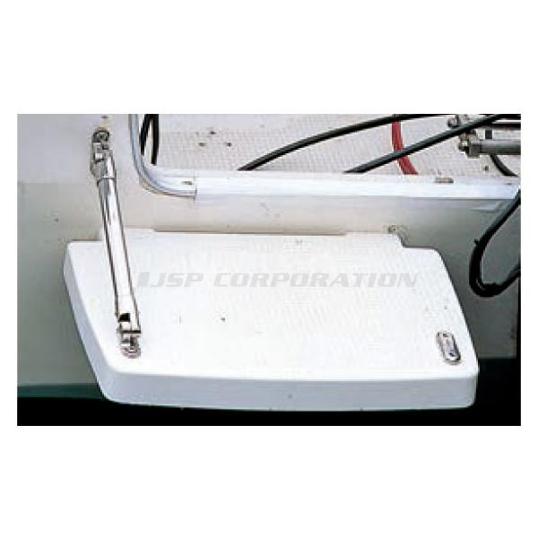 ●ベースとなるプラットホームは、艇体とのマッチングを重視した流線デザインで、エンジンブラケット、アンカーホルダー、ラダー等多用途に耐えるFRP耐水合板サンドイッチ構造。●ステップ面は安全性を考慮したノンスリップスクエアパターンを採用。●各種...