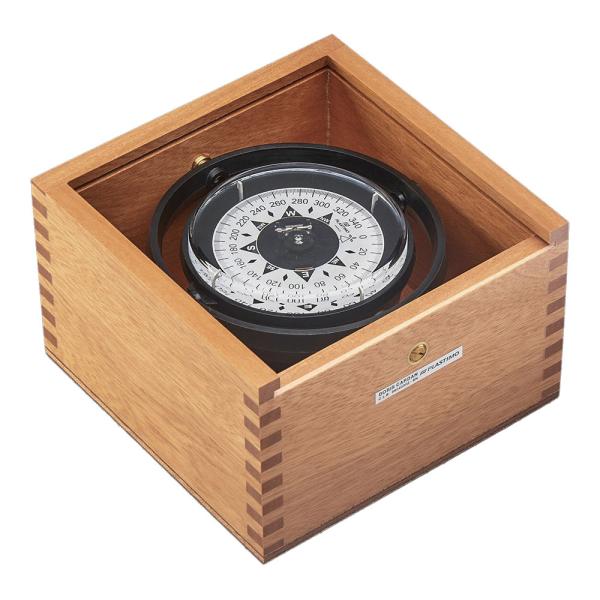 ■カード径：72mm■サイズ：152×152×100(mm)ISO25862●小型艇に適した、伝統的なデザインのコンパスです。●透明なアクリル製スライド式カバーを備えた、ニス仕上げの木製ボックスに収められています。●目盛り付きのホワイトカー...