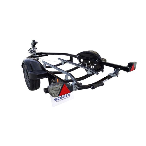◆メーカー直送品　※代引不可◆返品・キャンセル不可■トレーラー規格：普通8ナンバー■フレーム材質：電気亜鉛スチール(ブラック焼付塗装)■積載用途：PWC1艇積■最大積載量：500Kg■全長×全幅×全高：4300×1900×900mm■車両重...