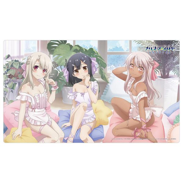【発売日：2026年05月31日】劇場版 「Fate/kaleid liner プリズマ☆イリヤ Licht 名前の無い少女」 描き下ろし ラバーマット (イリヤ &amp; 美遊 &amp; クロエ / エプロン)、メディア：GOODS、...