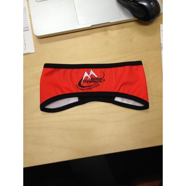 このイヤーバンドは余り目立たない存在ですが、実は隠れた一品なのです。これとヘルメットさえあれば冬の冷気から耳や額を守る事が出来ます。フリーサイズです。 保温効果バツグンのイヤーバンドで冬のトレーニングやレースを快適にします。このイヤーバンド...