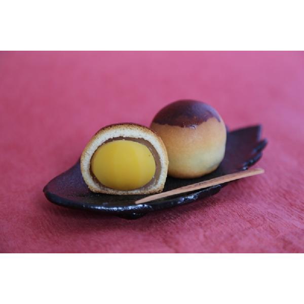 創業以来、当店一番人気の栗まんじゅう。三昼夜かけて柔らかく炊いた大粒の栗が一粒入っています。ご進物にも大変喜ばれる逸品です。日持ち　発送日から14日間