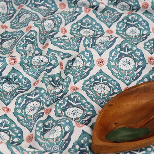 ( コットン ) ターコイズ・フローラル・ダマスク(Turquoise Floral Damask)  コットンメール便（ゆうパケット）なら270cm(6個)まで可能 +販売サイズ：110cm × 45cm+素材：コットン100％+厚み：2...
