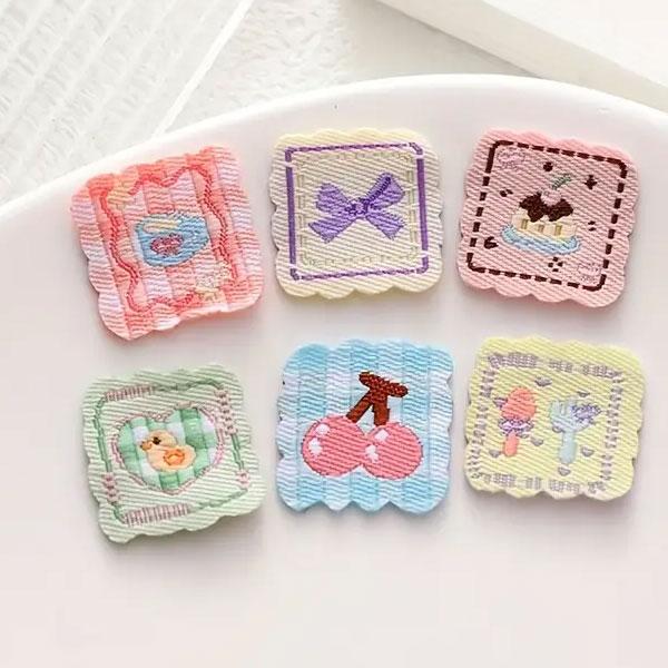 ( ラベル ) ピコピコパレード ラベル（2個） │ 6 type【 商用利用可 】 +入数：2枚+販売サイズ： 1.8cm x 1.8cm+素材：ポリエステルハンドメイド作品をより可愛く魅せたい方におすすめのラベルタグ。さりげなく付けるだ...