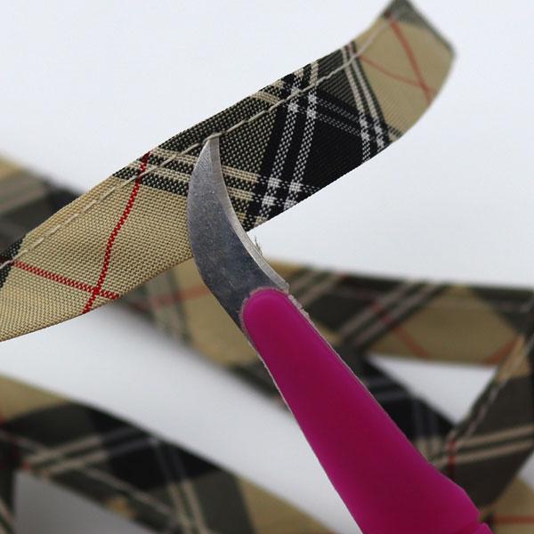 ( ツール ) 糸切りリッパー  │ ハンドメイドツール【 商用利用可 】■サイズ：13.5cm x 1.5cm ■素材：金属、プラスチック ■入数：1個ハンドメイドやソーイング作業に便利な「糸切りリッパー」です。カーブした刃先が縫い目に入...