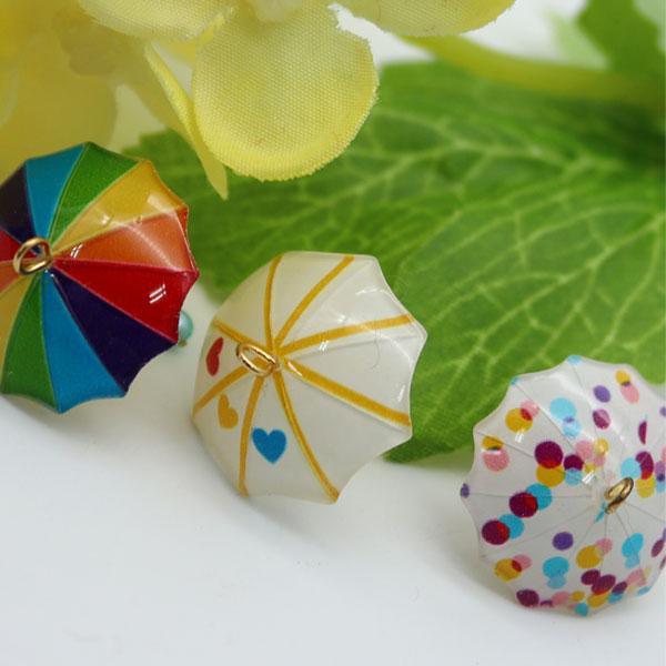 ( チャーム ) ミニチュア傘 チャーム  │ 3 type　【 商用利用可 】+販売サイズ：2.1cm x 2cm+販売数：1個+材質：アクリル【商品説明】雨の日のお出かけも楽しくなるような、可愛らしい傘のチャーム。丸カン付きなので、イヤ...