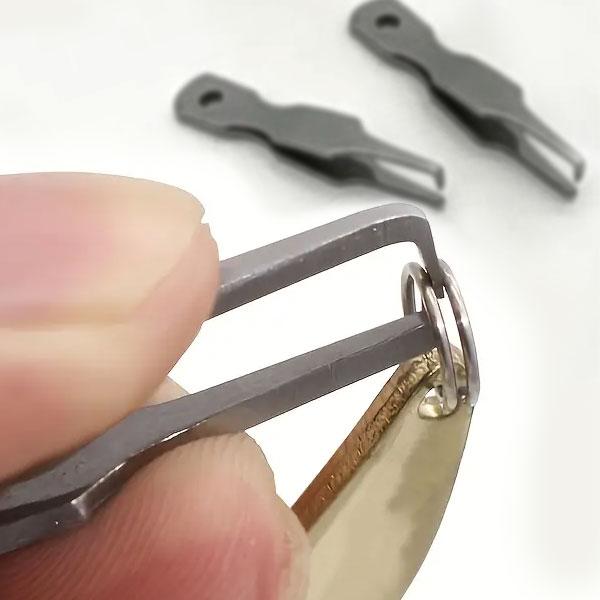 ( ツール ) スプリットリングリムーバー │ 1個 ステンレス製 【 商用利用可 】■入数：1個■サイズ： 1.1cm x 5.9cm■素材：ステンレスアクセサリー制作やクラフト作業に最適なスプリットリングリムーバー。細かなパーツの取り外...