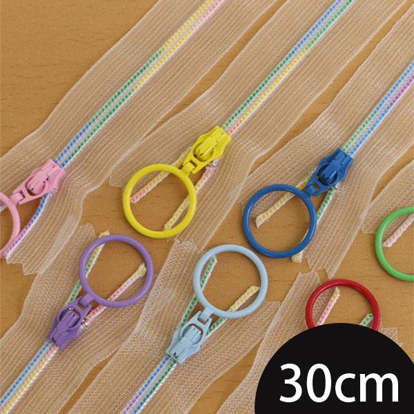 ( パーツ ) 30cmスケルトンファスナー■入数：１個■サイズ：30cm  リング部分：φ19cm■テープ素材：ナイロン※コイルは3番になります。テープ部分が透明なので本体の生地が見えて作品が映えます。チェーン部分はレインボーカラーになっ...