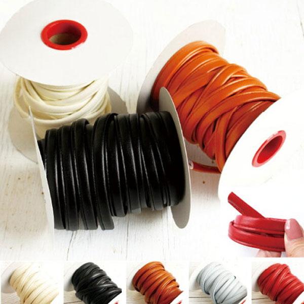 【 サイズ（約） 】1cm×90cmメール便（ゆうパケット）なら20個まで【 素材 】素材/表地:ポリウレタン100%、基布:ポリエステル100%、中芯ポリエステル75%、レーヨン75％ バッグの持ち手におすすめ。柔らかな質感の合皮テープで...