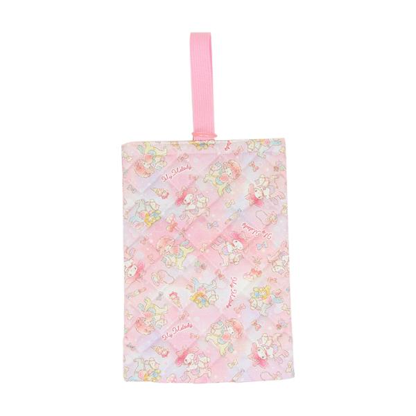 キルト製なので、軽量でとても扱いやすいです。お名前シールが書けるタグ付き♪【仕様】・サイズ(約)：W21×H29cm(持ち手部分含まず)・素材：表側（綿100％）／中わた（ポリエステル100％）／裏側（ポリエステル100％）・日本製新入学　...