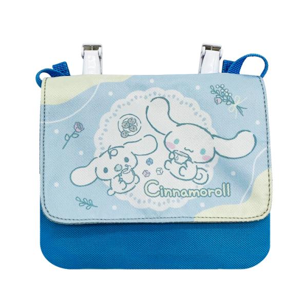 シナモロールデザインのショルダー付きクリップポケットです。ポケットがないズボンやスカートでもクリップで簡単取り付けできる！ハンカチやティッシュ、マスクなど小物を収納するのに便利♪ショルダー付きなので肩から掛けて使うこともできます◎【仕様】本...