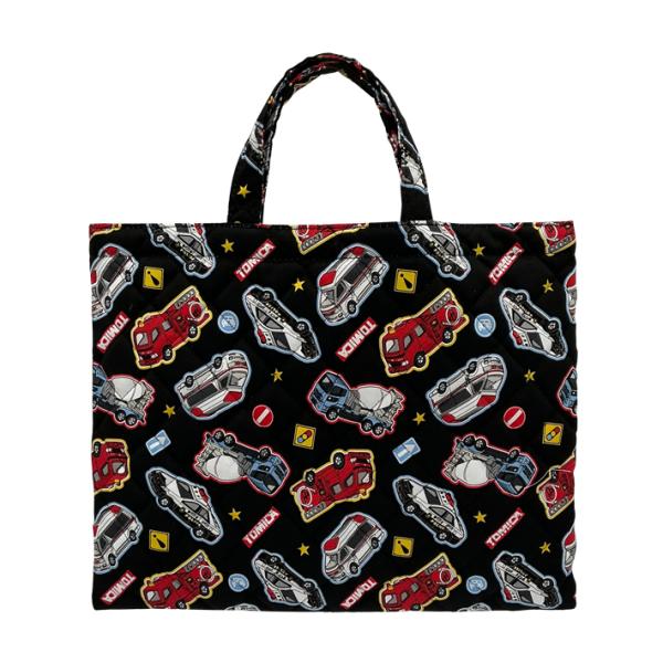 トミカのレッスンバッグです。キルトなので軽く持ちやすくなっています。通園・通学や習い事にぴったり◎【仕様】サイズ：約W400×H300mm(持ち手含まず)材質：綿キルティングタイプ体操服袋　カバン　鞄　バッグ　キルト生地　塾　習い事　かわい...