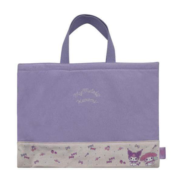 マイメロとクロミの可愛いレッスンバッグです。お道具箱や学習教材などの大きめの物を入れて持ち運ぶのに便利♪入園・入学のご準備におすすめ◎【仕様】サイズ：約W450×H300×D100mm(持ち手部分を含めず)材質：綿（スエット生地）おけいこバ...