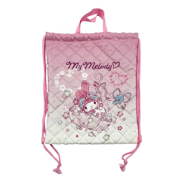 マイメロディの可愛いナップサックです。体操服や大きめの学習道具などを持ち運びできる！持ち運びや机の横に掛けておく際に便利な持ち手付きキルト製なので丈夫で軽量♪折りたたんでコンパクトに収納しておけるのもうれしい◎【仕様】サイズ：約W330×H...