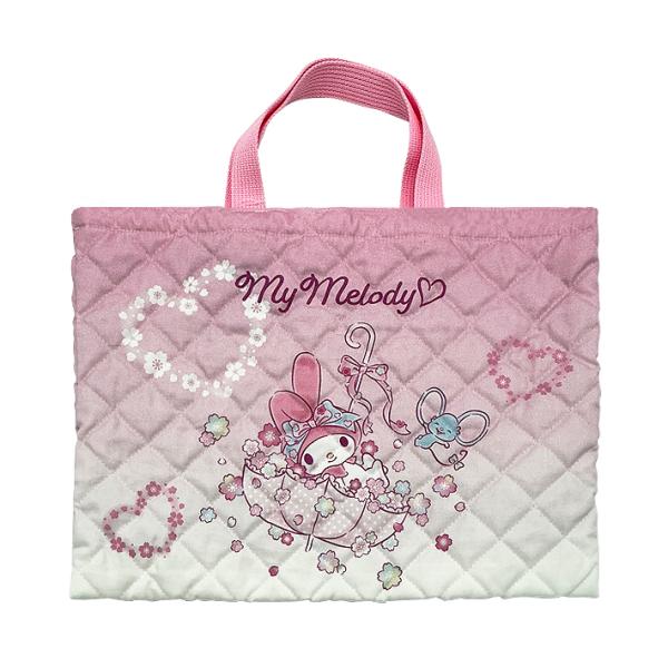 マイメロディの可愛いレッスンバッグです。キルトなので軽く持ちやすくなっています。通園・通学や習い事にぴったり◎【仕様】サイズ：約W400×H300mm(持ち手含まず)材質：綿キルティングタイプ日本製体操服袋　カバン　鞄　バッグ　キルト生地　...
