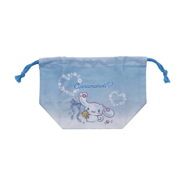 シナモロールの可愛いランチ袋です。お弁当箱やおしぼり、カトラリーセットなどを入れて持ち運ぶのにぴったりなサイズ感♪マチ付きなので安定して持ち運びできる◎【仕様】本体サイズ：約W145×H170×D120mm材質：綿日本製弁当　遠足　子供　子...