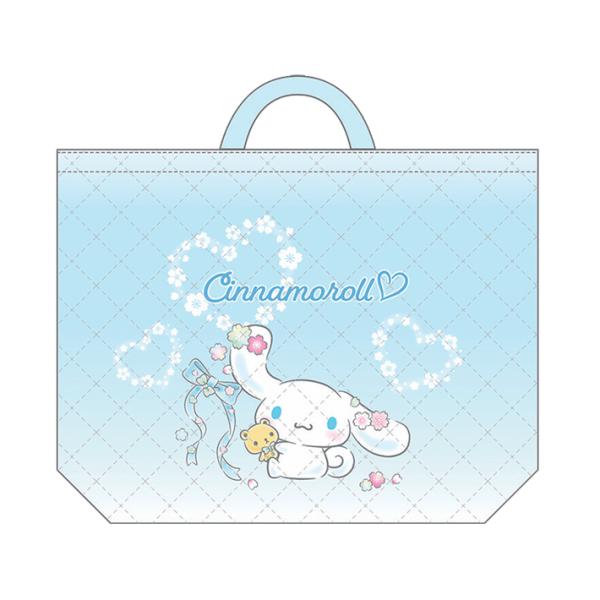 シナモロールの可愛いレッスンバッグです。大きめサイズでいろいろなものをいれやすい♪キルト製なので軽量でとても扱いやすく、折りたたんで小さく収納できる◎【仕様】サイズ：約W450×H350mm材質：綿キルティングタイプ日本製体操服袋　カバン　...