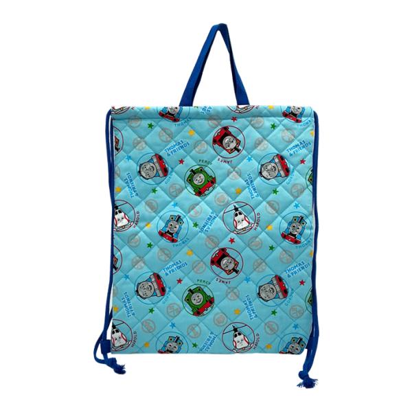 きかんしゃトーマスの可愛いナップサックです。体操服や大きめの学習道具などを持ち運びできる！持ち運びや机の横に掛けておく際に便利な持ち手付きキルト製なので丈夫で軽量♪折りたたんでコンパクトに収納しておけるのもうれしい◎【仕様】サイズ：約W33...