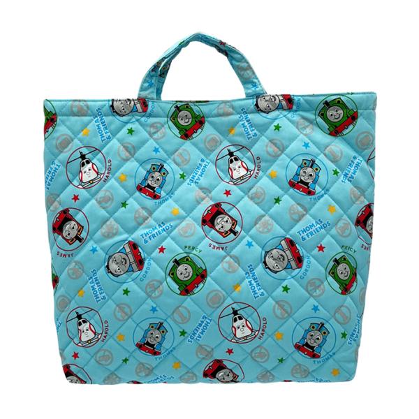 きかんしゃトーマスの可愛いレッスンバッグです。大きめサイズでいろいろなものをいれやすくなっています♪キルト製なので軽量でとても扱いやすく、折りたたんで小さく収納できます◎【仕様】サイズ：約W450×H350×D100mm材質：綿キルティング...