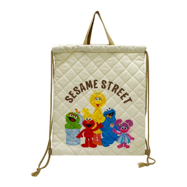 セサミストリートの可愛いナップサックです。体操服や大きめの学習道具などを持ち運びできる！持ち運びや机の横に掛けておく際に便利な持ち手付きキルト製なので丈夫で軽量♪折りたたんでコンパクトに収納しておけるのもうれしい◎【仕様】サイズ：約W330...