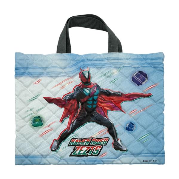 仮面ライダーゼッツのレッスンバッグです。お道具箱や学習教材などの大きめの物を入れて持ち運ぶのにぴったりなバッグ！短めの持ち手付きなので机のフックにかけてもバッグの底が床につきにくい♪裏面には大きなポケット付いてハンカチなど入る◎【仕様】本体...