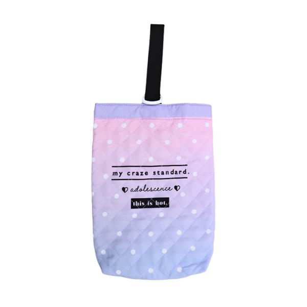 キルティング生地なので丈夫＆軽量で扱いやすい！オーソドックスな形で使い勝手も抜群！新入学や新学期準備にオススメです♪【仕様】本体サイズ：約W210×H300mm(持ち手含まず)材質：ポリエステルうわばき　上靴袋　キルト　キルティング　子供　...