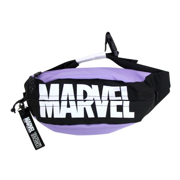 シンプルなロゴのみのデザインでカジュアルな印象のウエストバッグです。おでかけやイベントにぴったり！天面にはファスナーポケット付き◎【仕様】サイズ：約W350×H155×D110mm材質：ポリエステル撥水加工かっこいい　おしゃれ　中学生　高校...