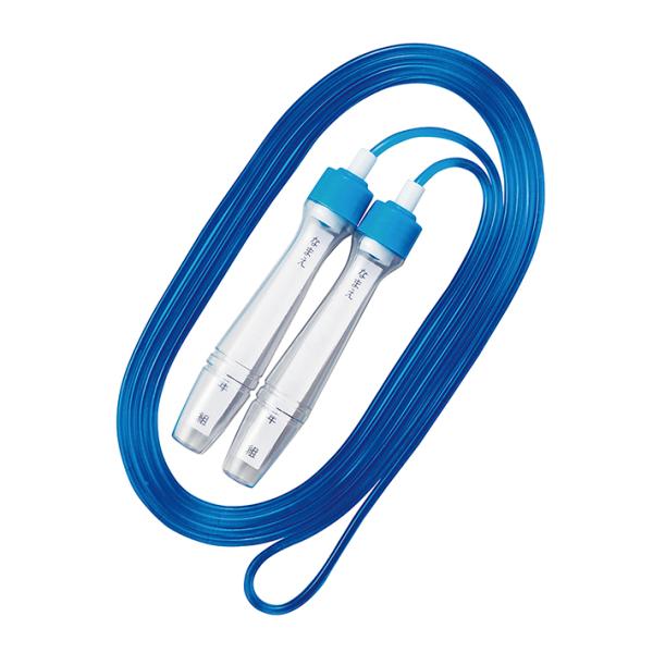 軽くて飛びやすいなわとびです。少し長めで持ちやすい形状のグリップです。ロープは柔軟性があり巻きぐせがつきにくく、長さ調整も可能です◎【仕様】パッケージサイズ：約W120×H225×D26mm本体サイズ：約W23×H2810×D23mmロープ...