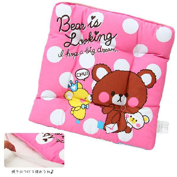 可愛いクマさんがこっちを見ているよ☆学校やお家のイスにつけてつかえるクッションだよ♪ゴムベルトを背もたれに通して固定できるよ！【サイズ】約W320×H320×D35mm【素材】綿