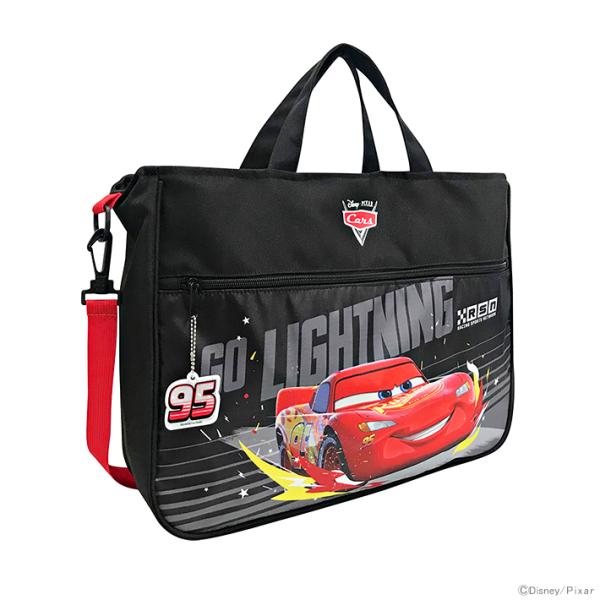 カーズのレッスンバッグが登場♪トートバッグとしても、ショルダーバッグとしても使える2WAY仕様◎大容量で通学や塾にオススメ！取り外しできるショルダーストラップ付き♪前ポケット引手に反射材チャームもついていて登下校にも安心◎入学や新年度の準備...
