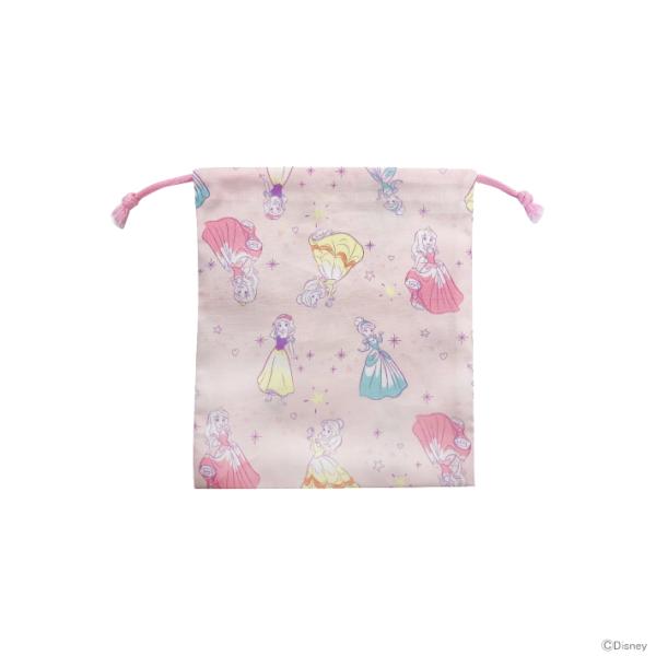 ディズニー・プリンセスの巾着袋が登場♪シンプルでかわいい総柄で学年が上がっても使いやすそうなデザイン♪コップやちょっとした小物入れなど様々なシーンで活躍しそうです。入学や新年度の準備にピッタリ♪【仕様】サイズ：約200×230mm材質：綿ラ...