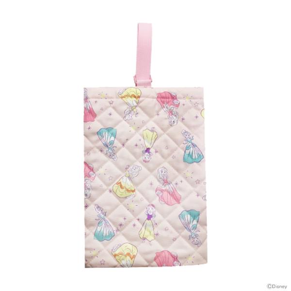 ディズニー・プリンセスのかわいいキルトシューズバッグです。シンプルでかわいい総柄で学年が上がっても使いやすそうなデザイン♪持ち手付きなので机の横にもかけられて便利◎入学や新年度の準備にピッタリ♪【仕様】サイズ：約W210×H300mm材質：...