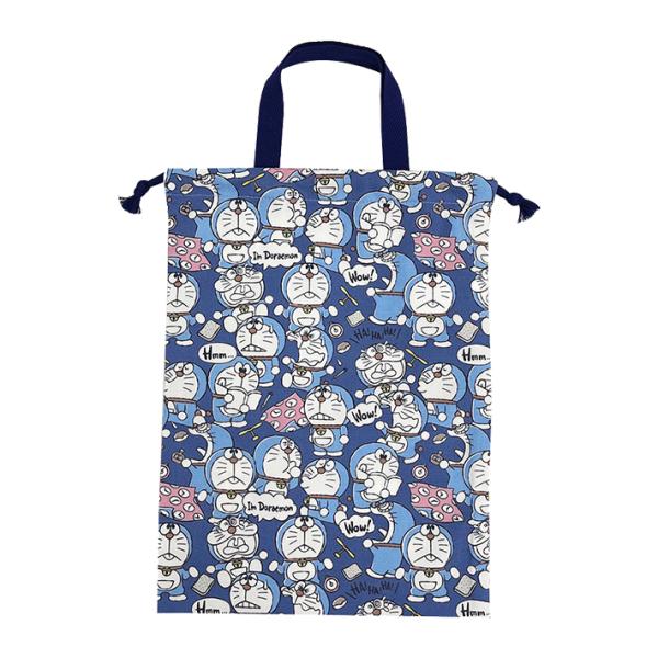 ドラえもんの巾着袋が登場。持ち手付きで持ち運びにも困りません♪入学や新年度の準備にピッタリ♪【仕様】サイズ：約W240ｘH320mm材質：綿日本製おしゃれ　かわいい　入園　入学　小学生　幼稚園　ポーチ　巾着袋　プレゼント　小物入れ　漫画　ア...