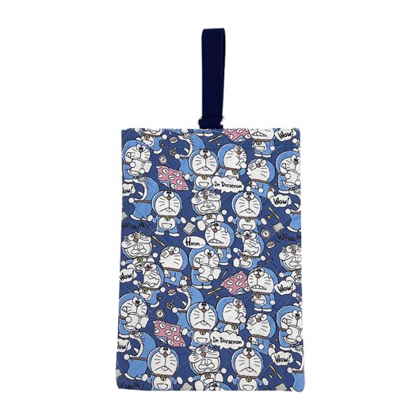 ドラえもんのかわいいキルトシューズバッグです。持ち手付きなので机の横にもかけられて便利◎入学や新年度の準備にピッタリ♪【仕様】サイズ：約W210×H300mm材質：綿日本製鞄　かばん　おしゃれ　かわいい　入園　入学　小学生　幼稚園　プレゼン...