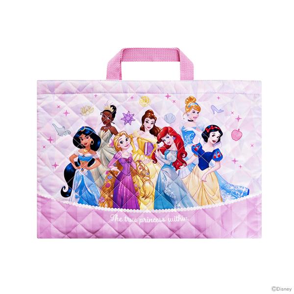 ディズニープリンセスの入園・入学のご準備におすすめなレッスンバッグです♪お道具箱や学習教材などの大きめの物を入れて持ち運ぶのに便利◎キルト製なので破れにくく丈夫！内側には小物の整理に便利なポケット付き◎内側には名前が記入できるタグ付き◎入学...