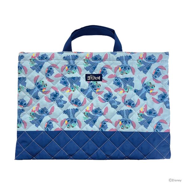 リロアンドスティッチのキルトチャームバッグです。キルト仕様で使いやすい！お道具箱や学習教材などの大きめの物を入れて持ち運ぶのに便利♪内側には便利なネームタグ付き◎【仕様】本体サイズ：約W410×H300mm材質：ポリエステルネームタグ付き鞄...